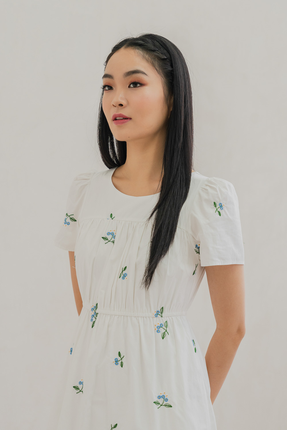 Friya Floral Embroidery Midi Dress In White