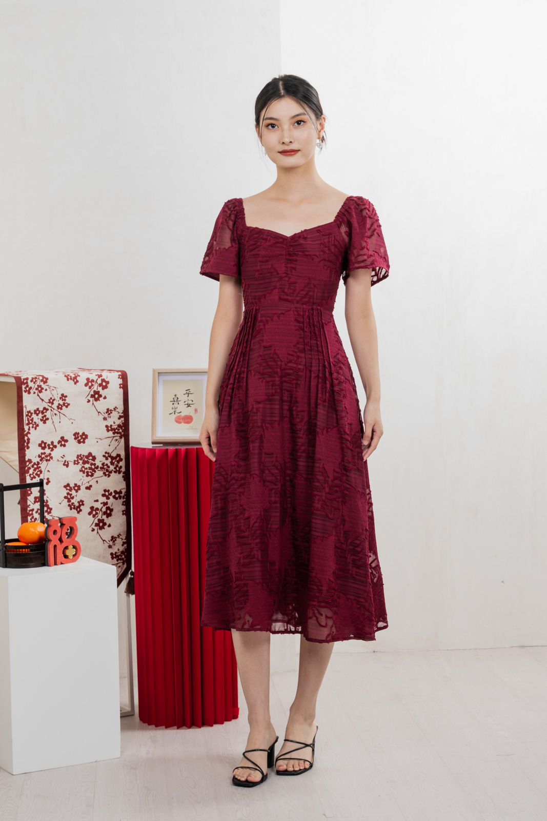Refine Textured Sweetheart Midi Dress In Wine