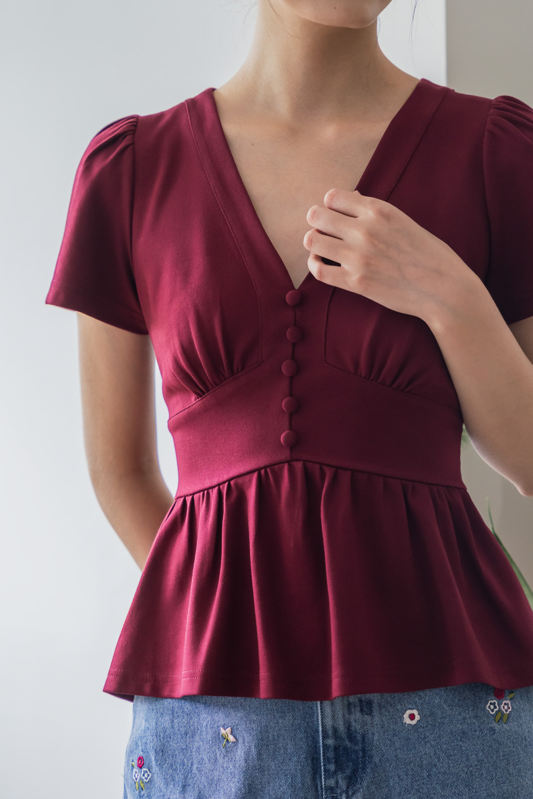Calm Cotton Empire Buttons Top In Wine